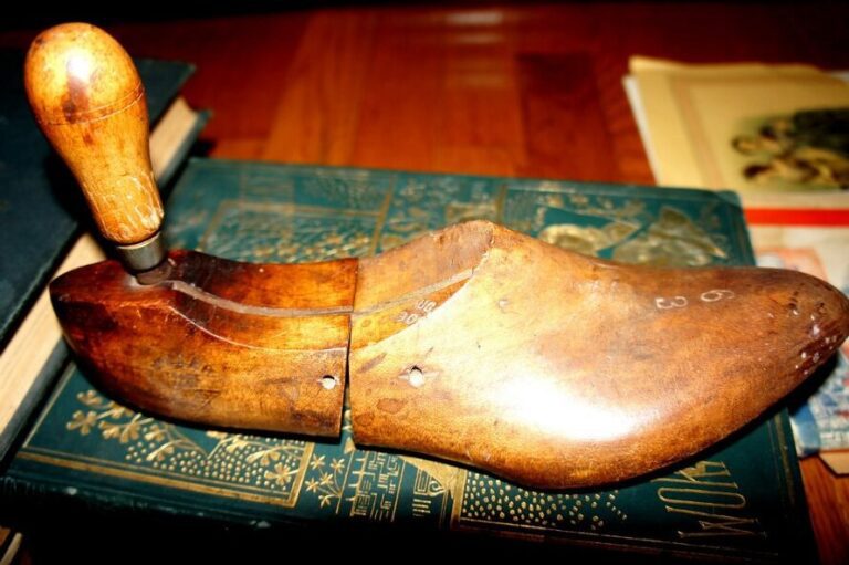 How to Stretch Toe Box of Hiking Boots? (9 Easy Ways & Tips)